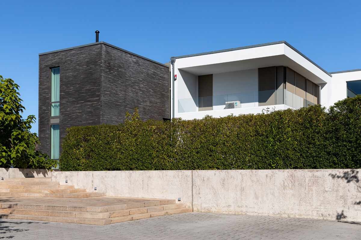 Bauhaus H3 mit Klinker 122-102-ModF anthrazit nuanciert auf vielen Bildern entdecken